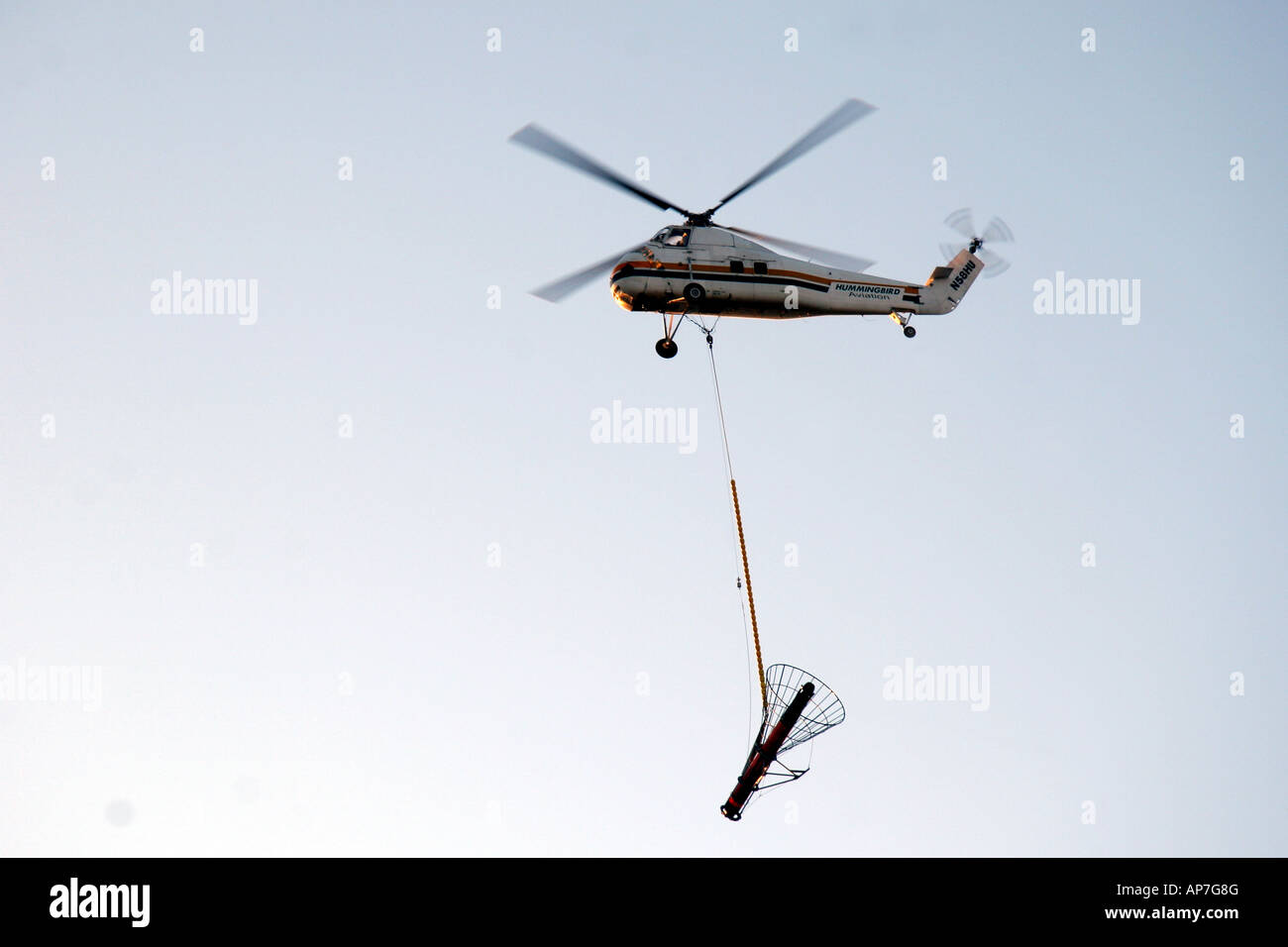 Helicopter lifting a heavy load Stock Photo - Alamy