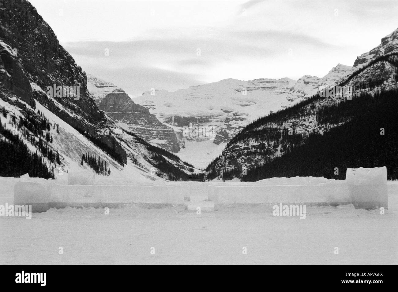 Chateau lake louise fairmont chateau lake louise Black and White Stock Photos & Images - Alamy