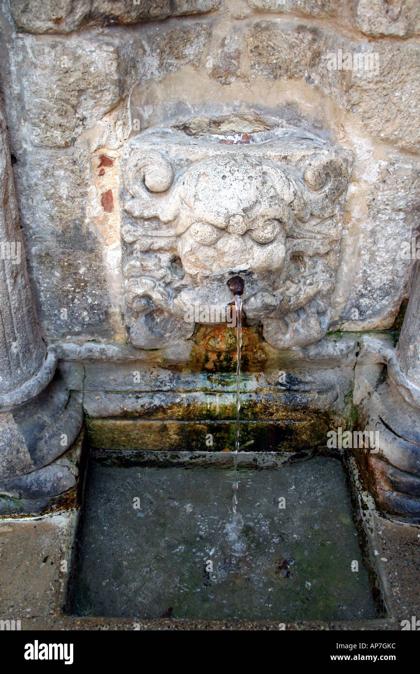 THE RIMONDI FOUNTAIN IN THE OLD TOWN OF RETHYMNON. CRETE. GREEK ISLAND ...