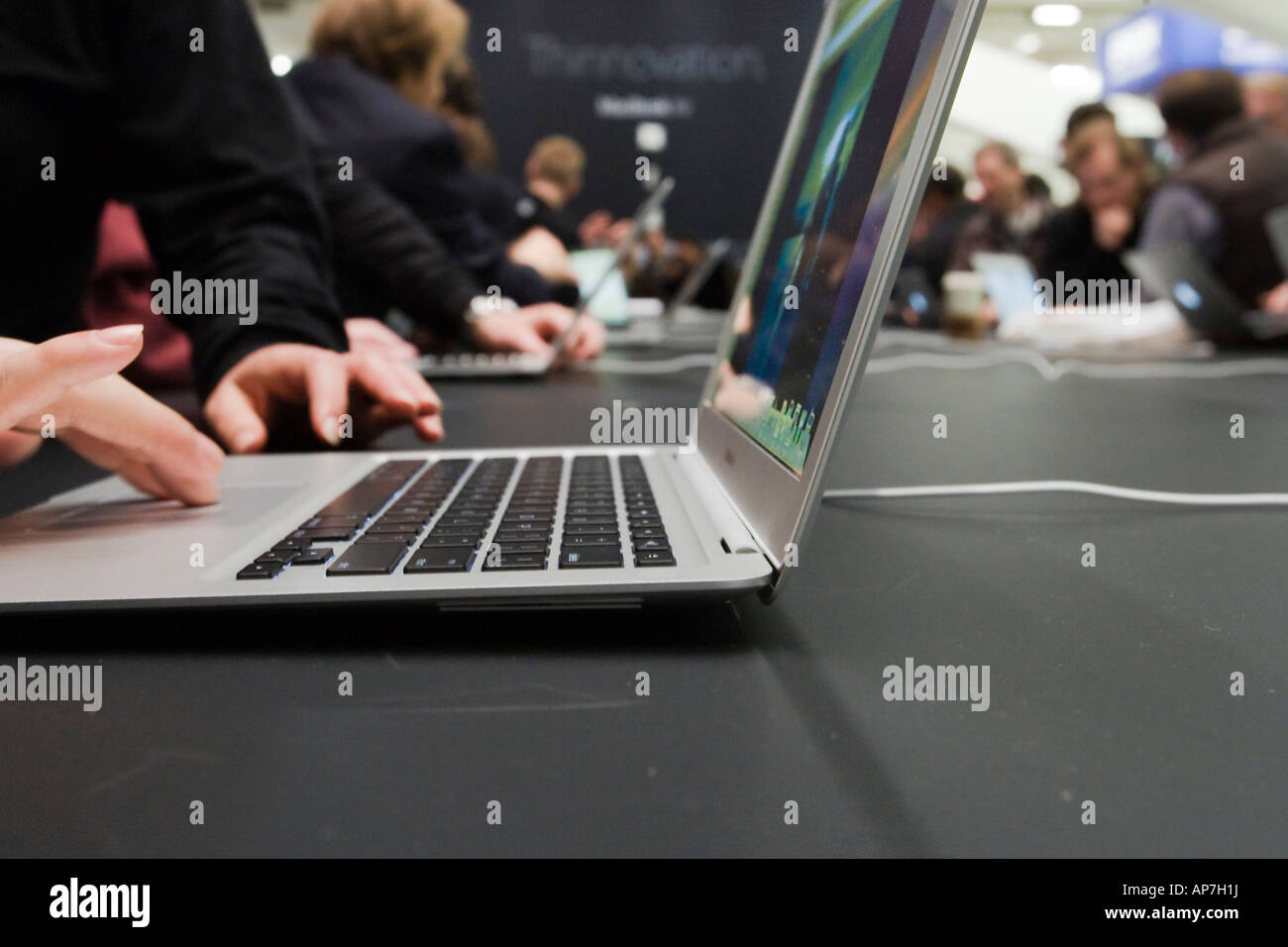 Macbook hi-res stock photography and images - Alamy