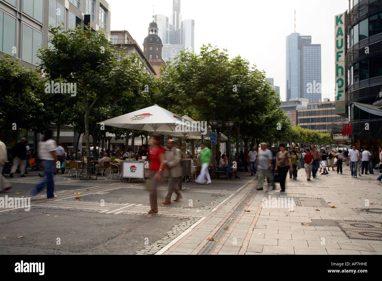 Zeil shopping street hi-res stock photography and images - Alamy