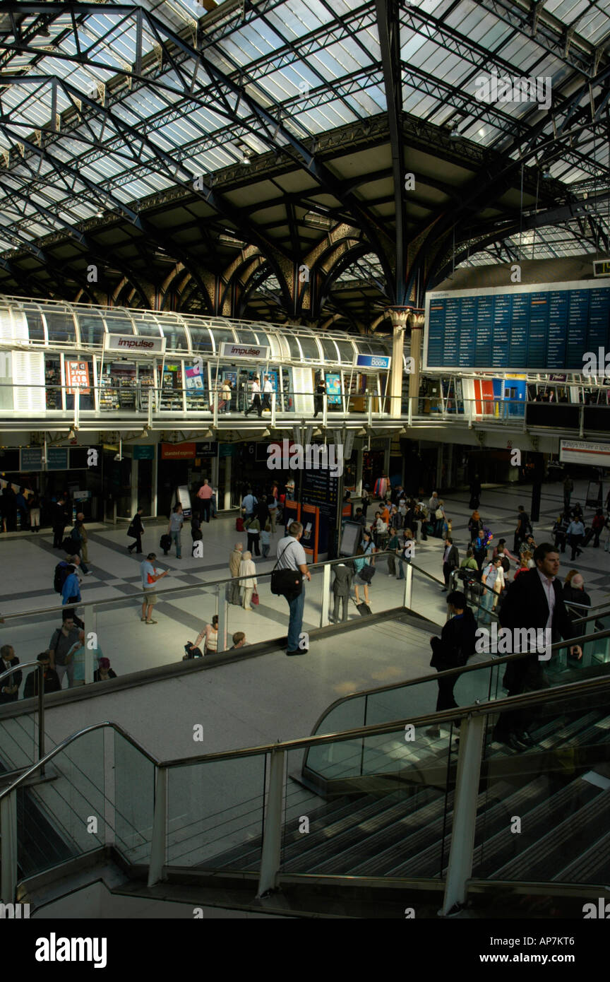 Concourse liverpool street station shops hi-res stock photography and ...