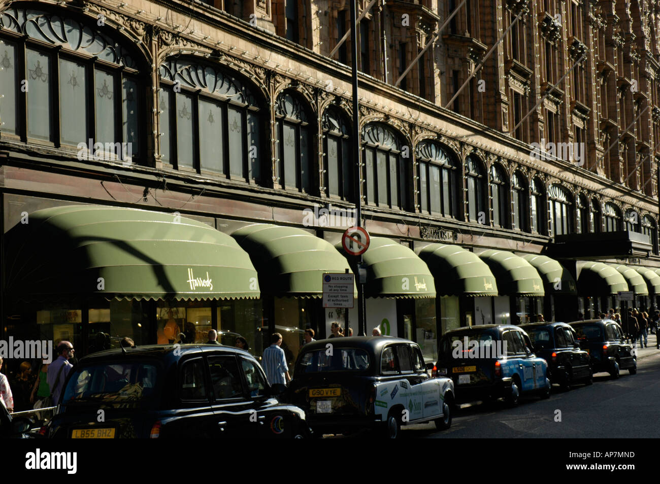 Harrods department store and waiting taxi cabs London England Stock ...