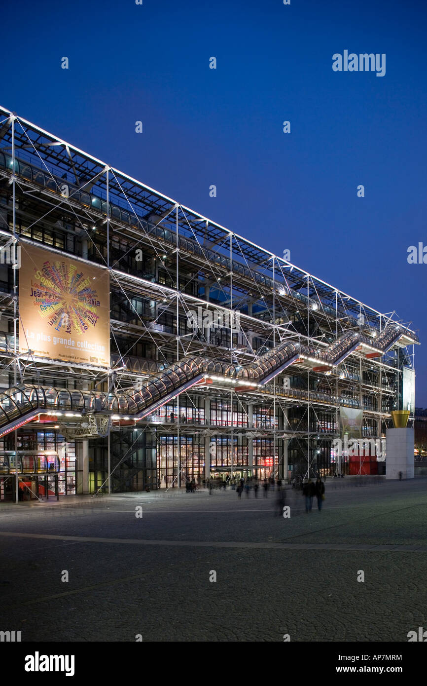 Centre georges pompidou at night hi-res stock photography and images ...