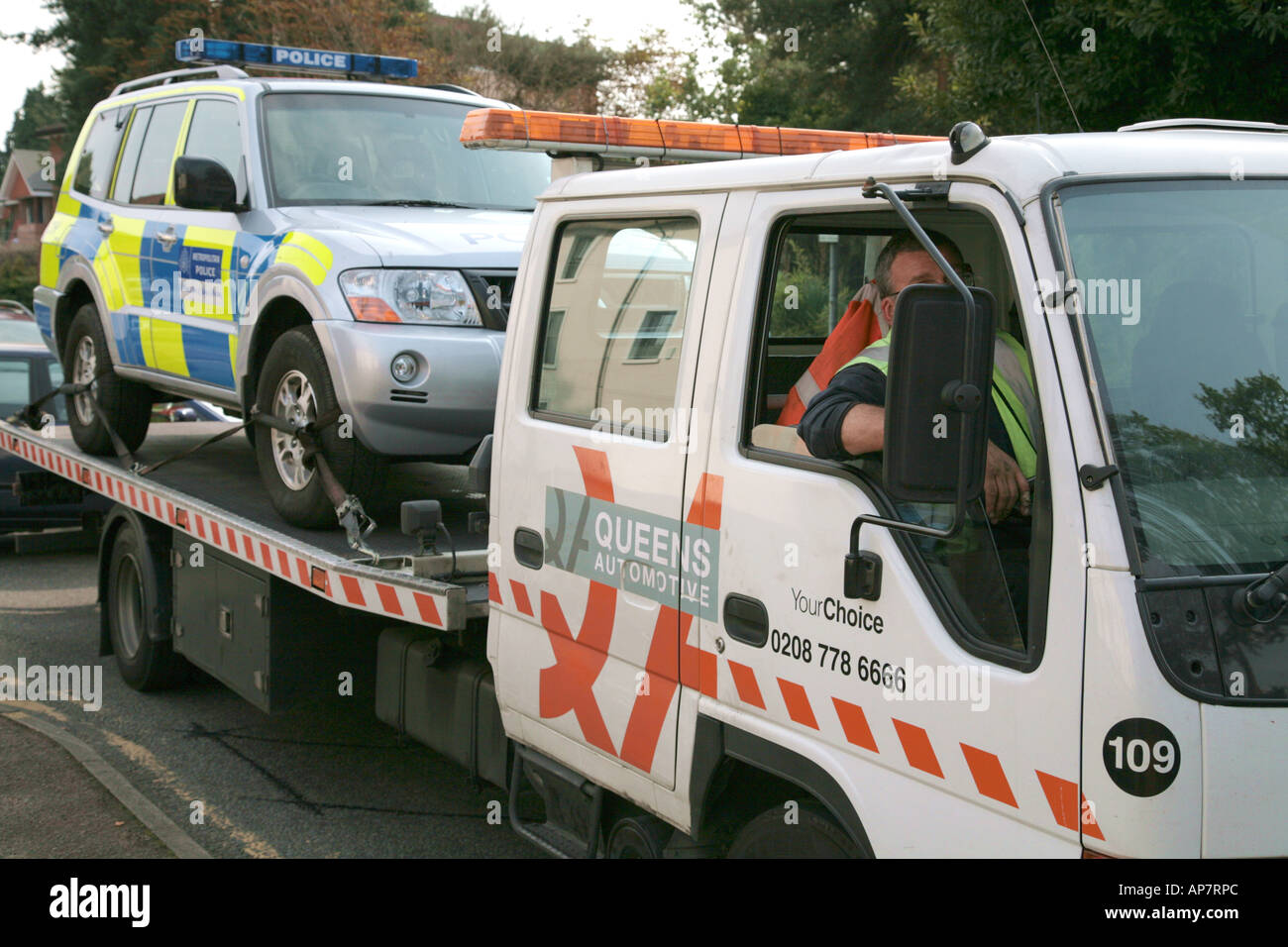 police car on back of a breakdown truck Stock Photo - Alamy