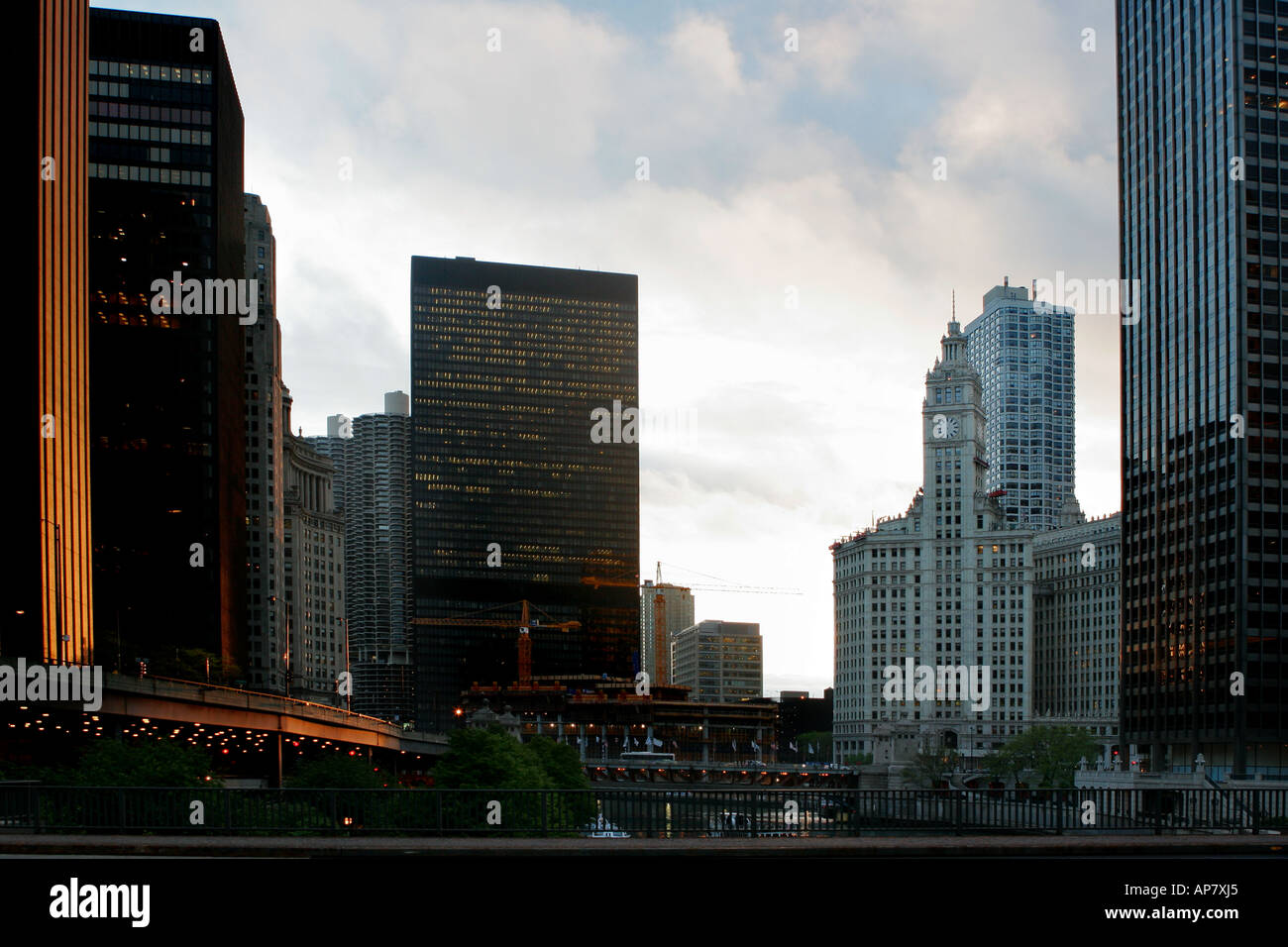 view from columbus drive fairbanks ct bridge downtown chicago stock ...
