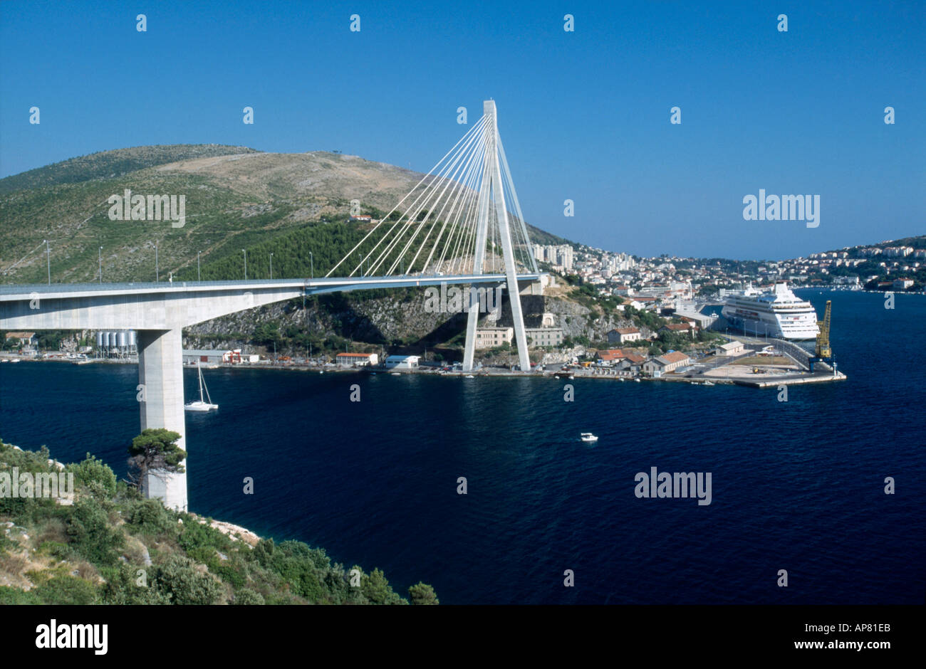 Rope bridge over rocks hi-res stock photography and images - Alamy