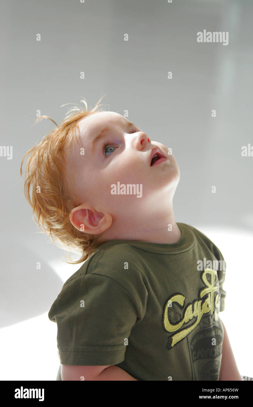 small boy looking up Stock Photo - Alamy