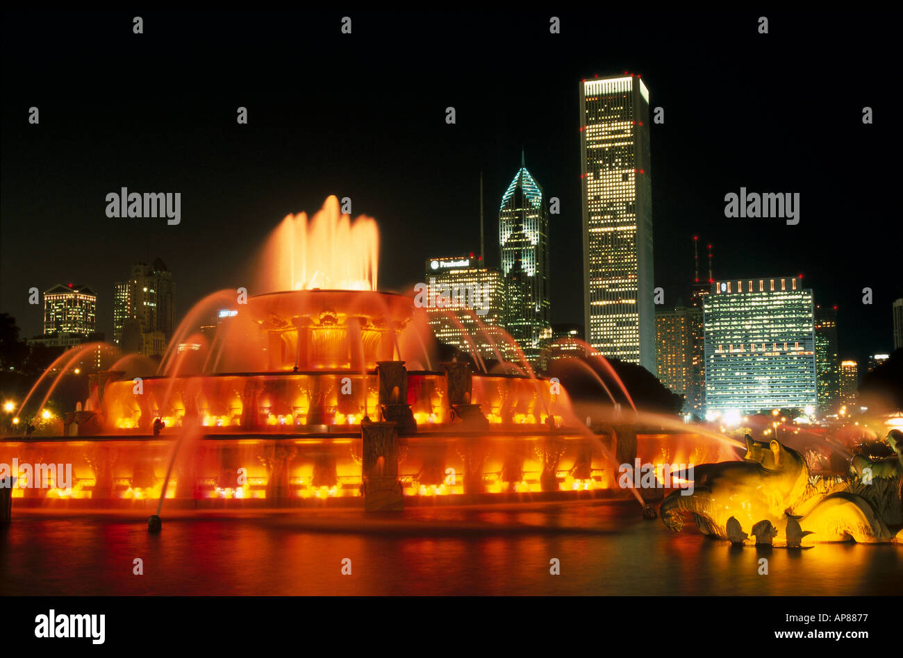 Fountain and building lit up at night, Buckingham Fountain, Aon ...