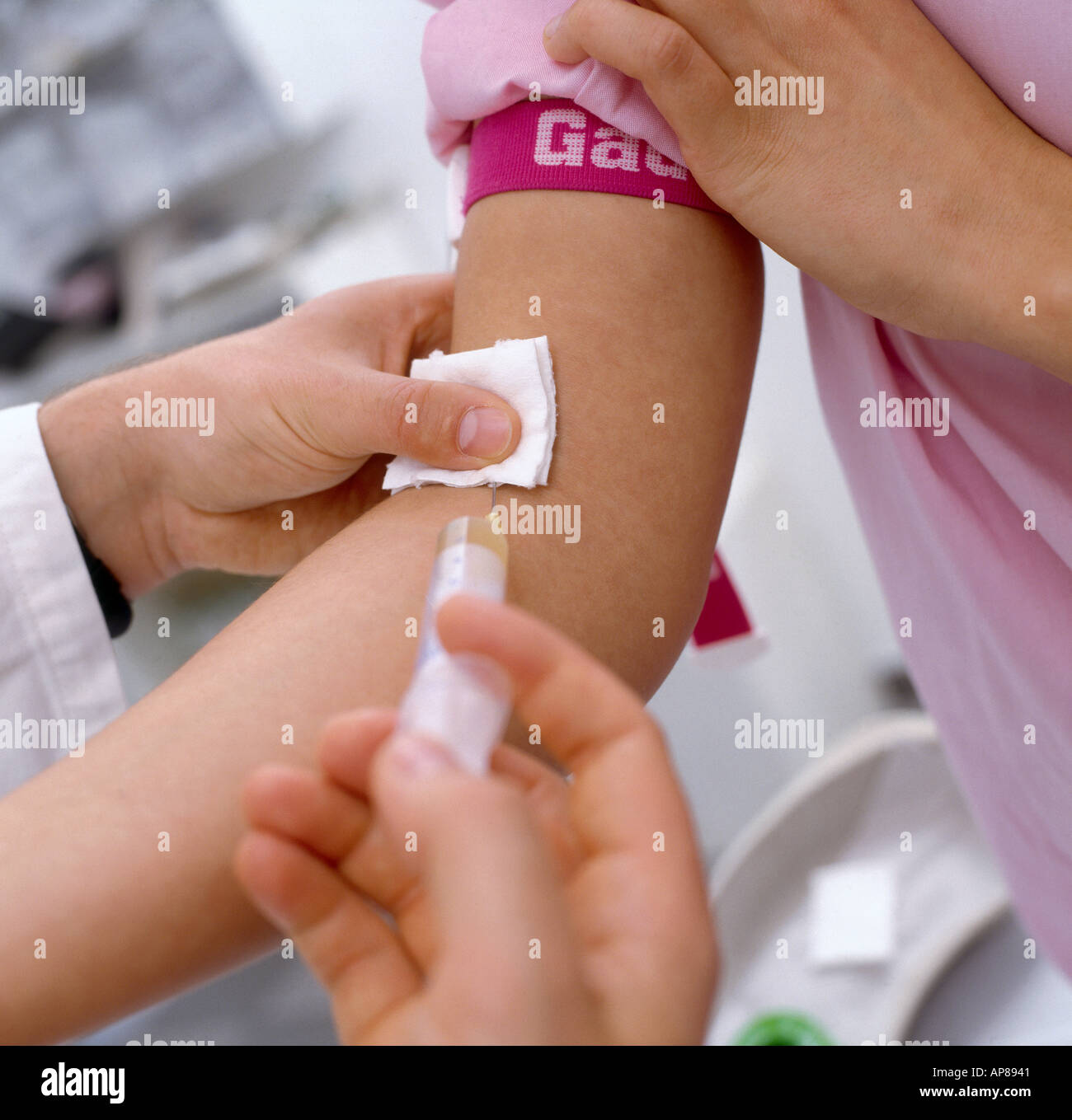 Doctor administering injection into arm of patient Stock Photo - Alamy
