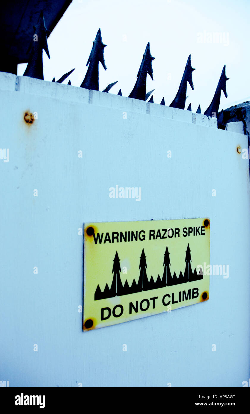 Razor spike sign on wall Stock Photo - Alamy