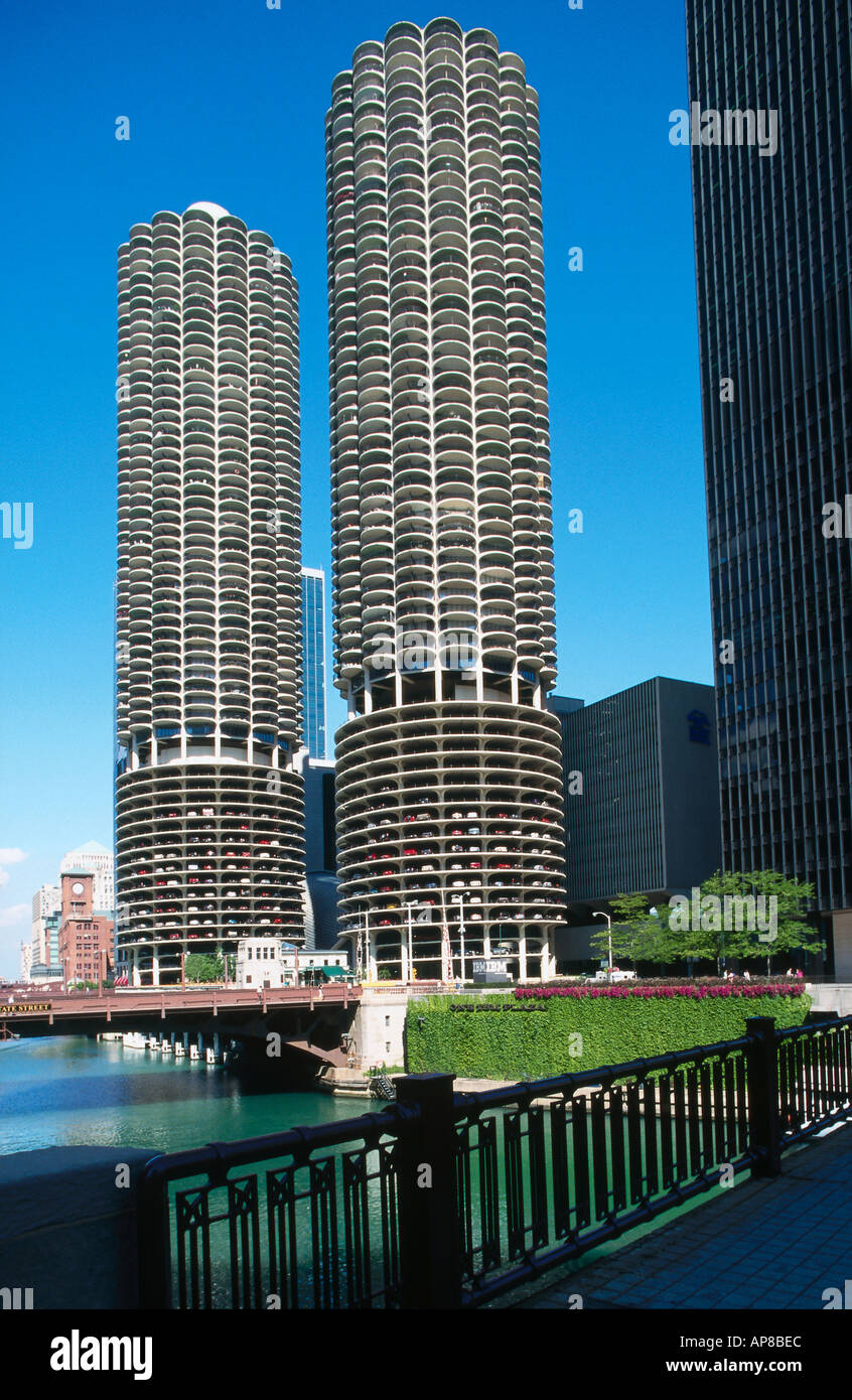 Skyscrapers at riverside, Marina Towers, Marina City, Chicago, Illinois ...