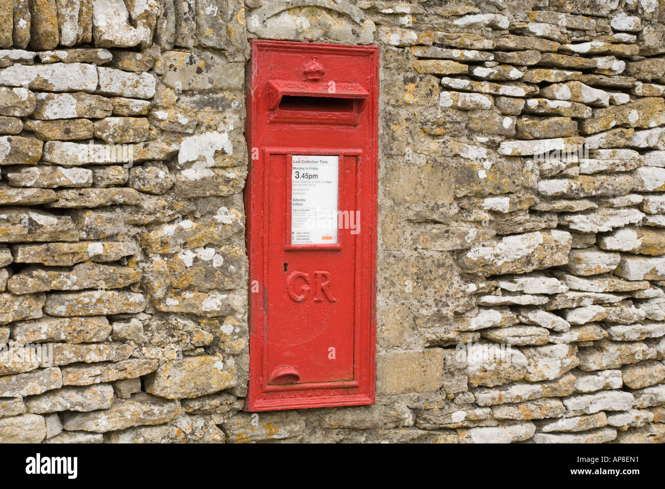 Cotswolds red post box stone wall hi-res stock photography and images ...