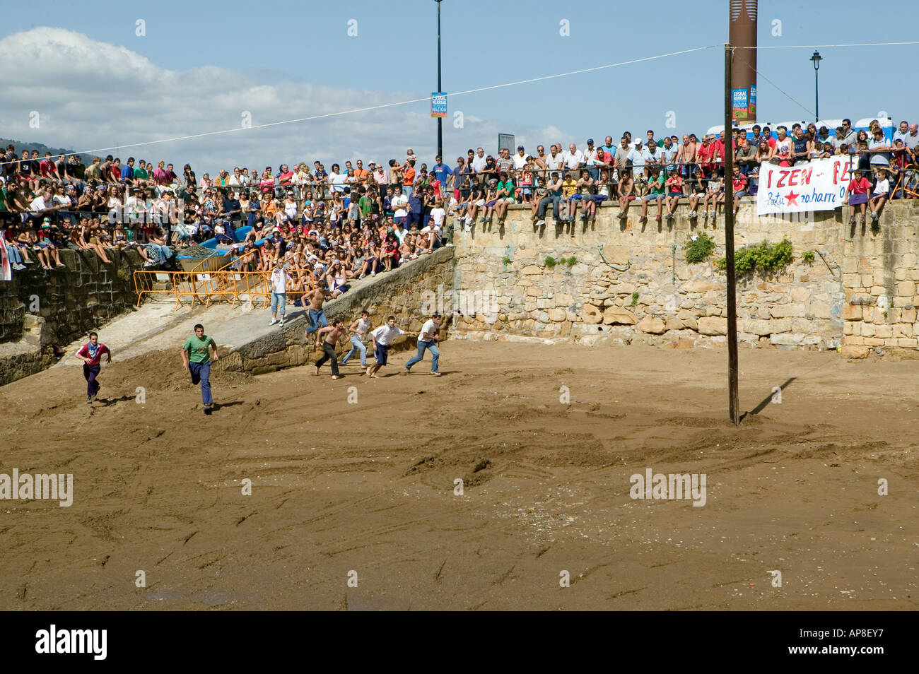 Team run towards vertical pole Sokamuturra bull running event Puerto ...