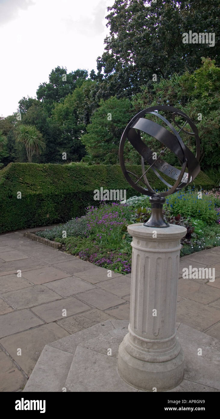 Garden sundial column hi-res stock photography and images - Alamy