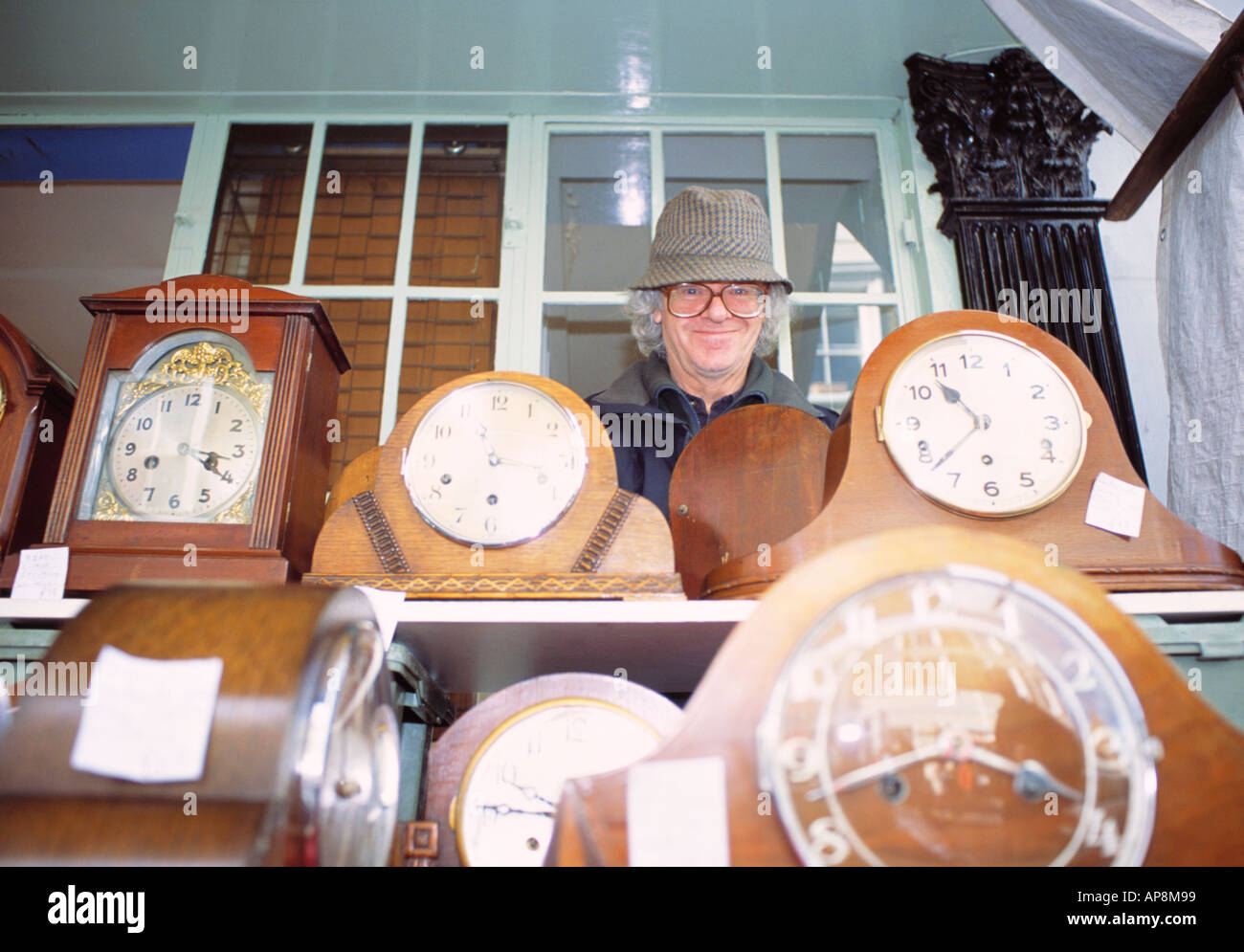 GB LONDON PORTOBELLO ROAD MARKET CLOCK STALL Stock Photo - Alamy