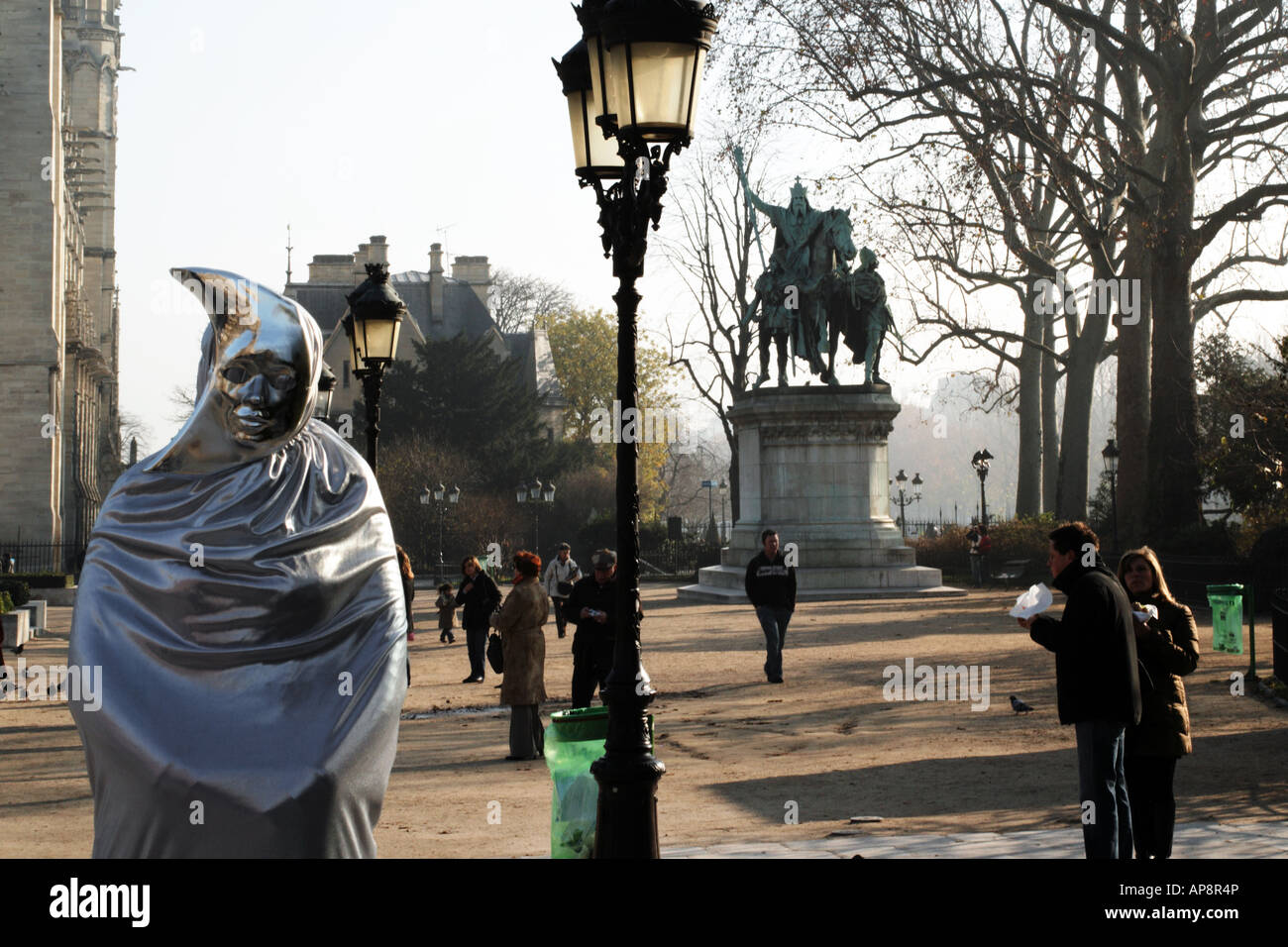 French mime artist hi-res stock photography and images - Alamy