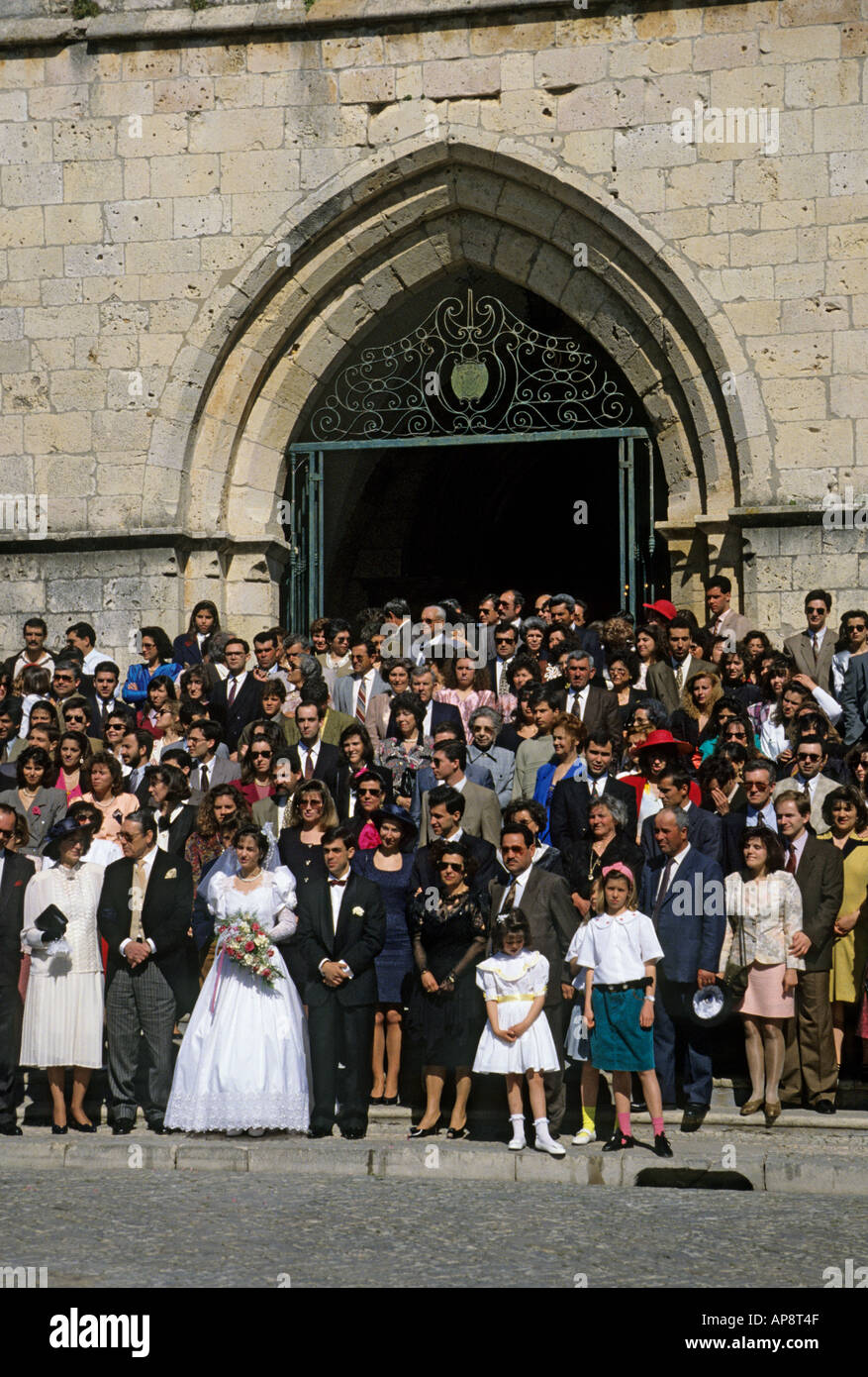 Crowded wedding photos - Weddingsavor.com