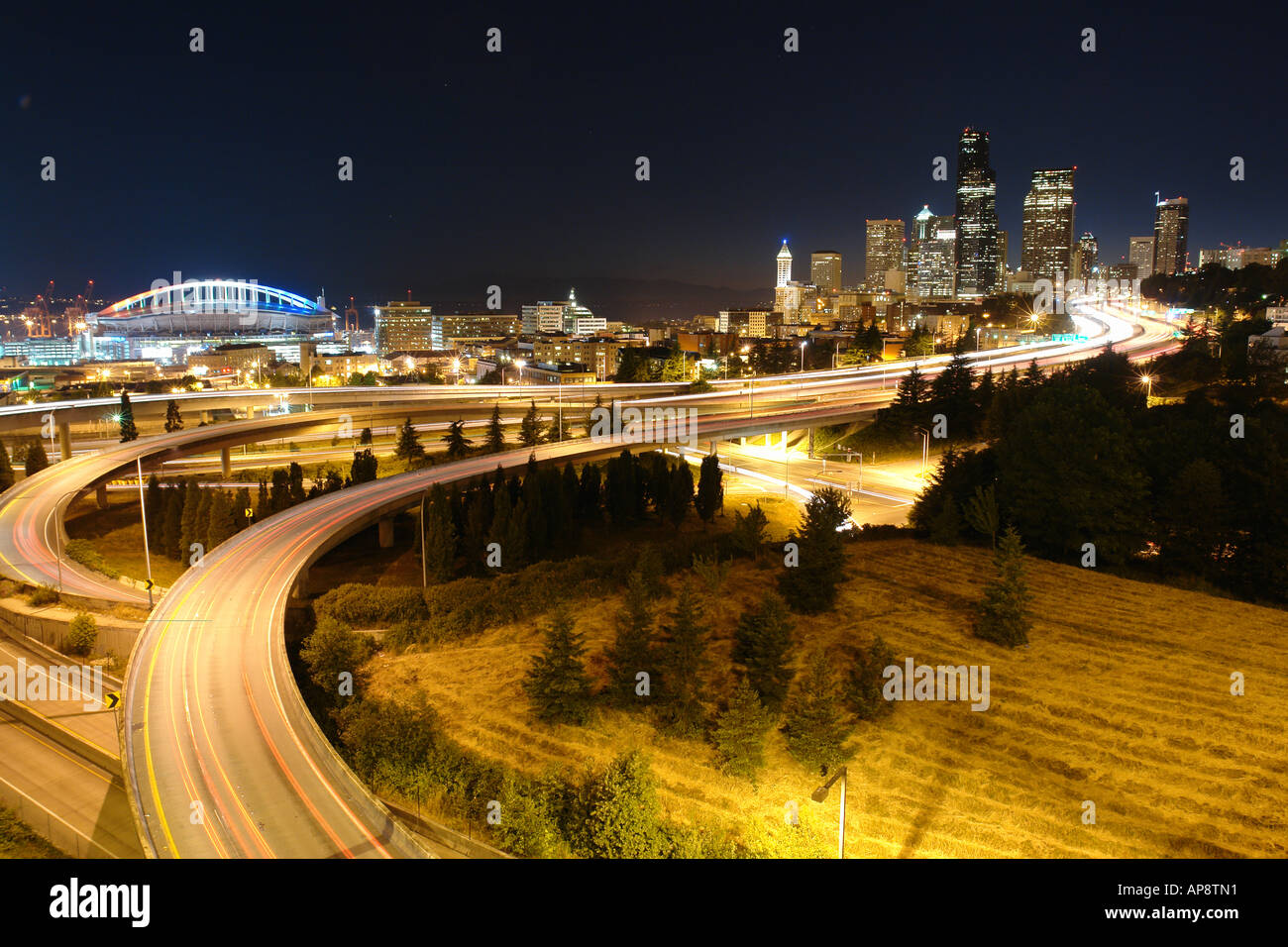 Downtown seattle and the i 5 interstate at night hi-res stock ...