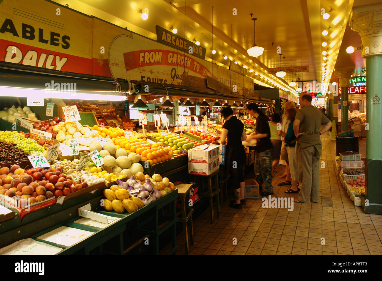 Seattle farmers market town city hi-res stock photography and images ...