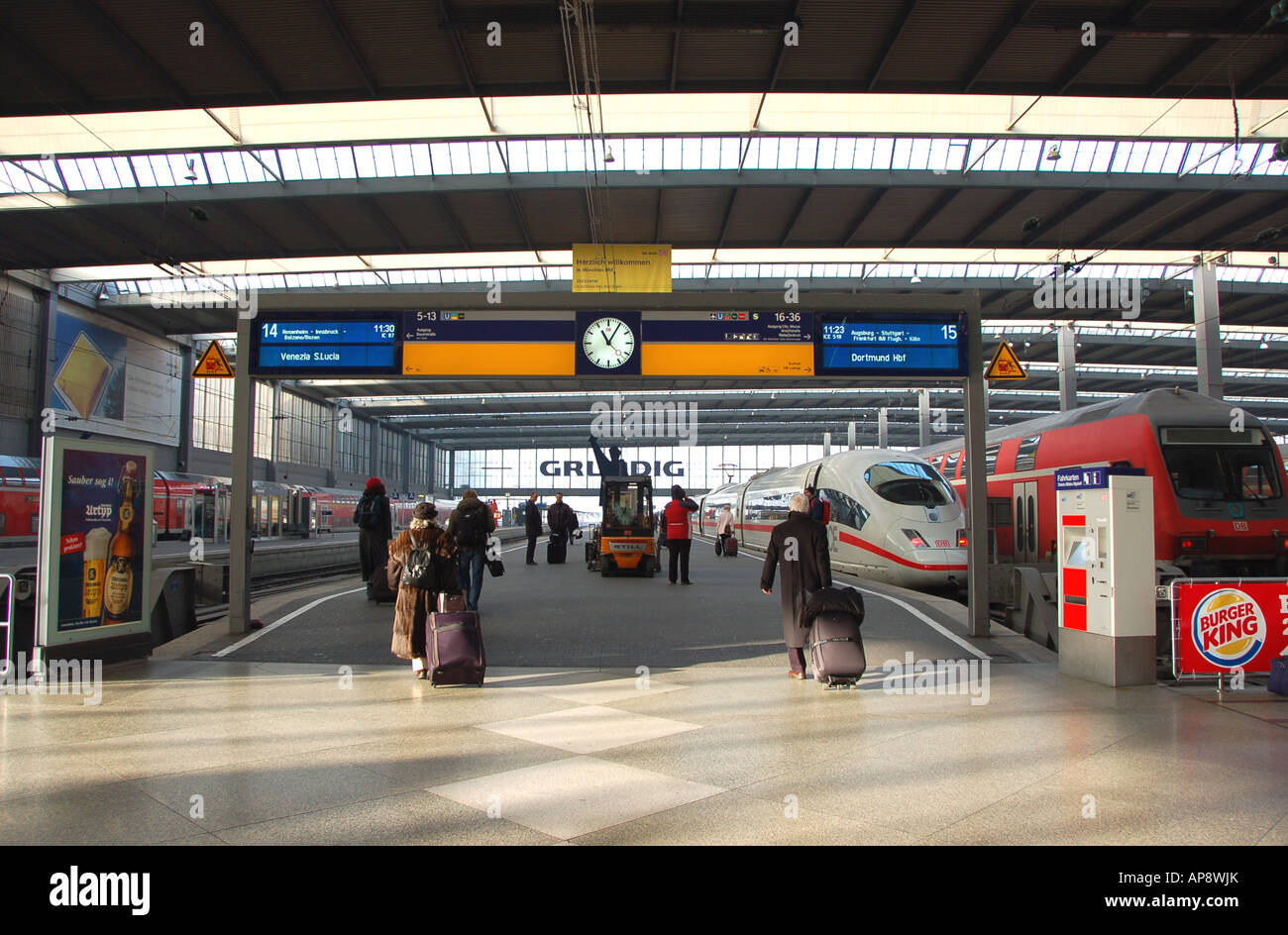 Platforms at Munich's main railway station, the Hauptbahnhof, Munich ...