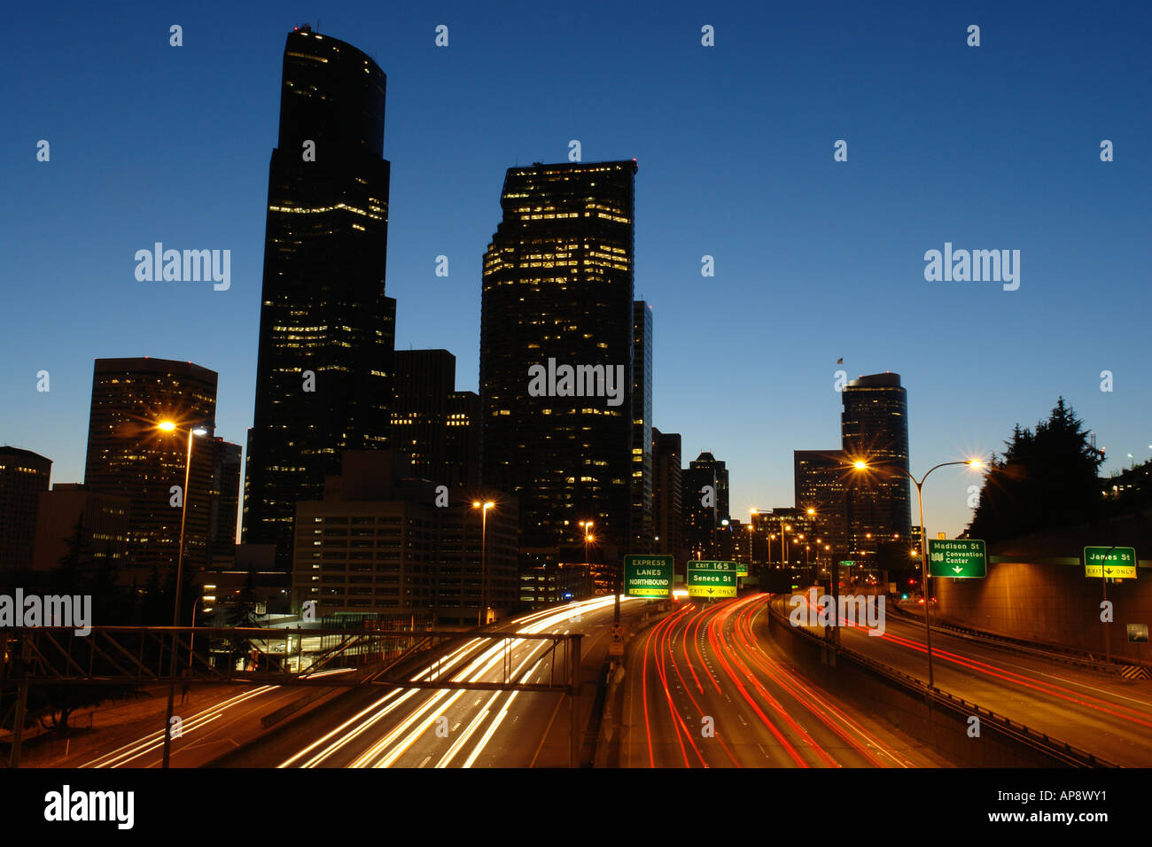 Downtown seattle and the i 5 interstate at night hi-res stock ...