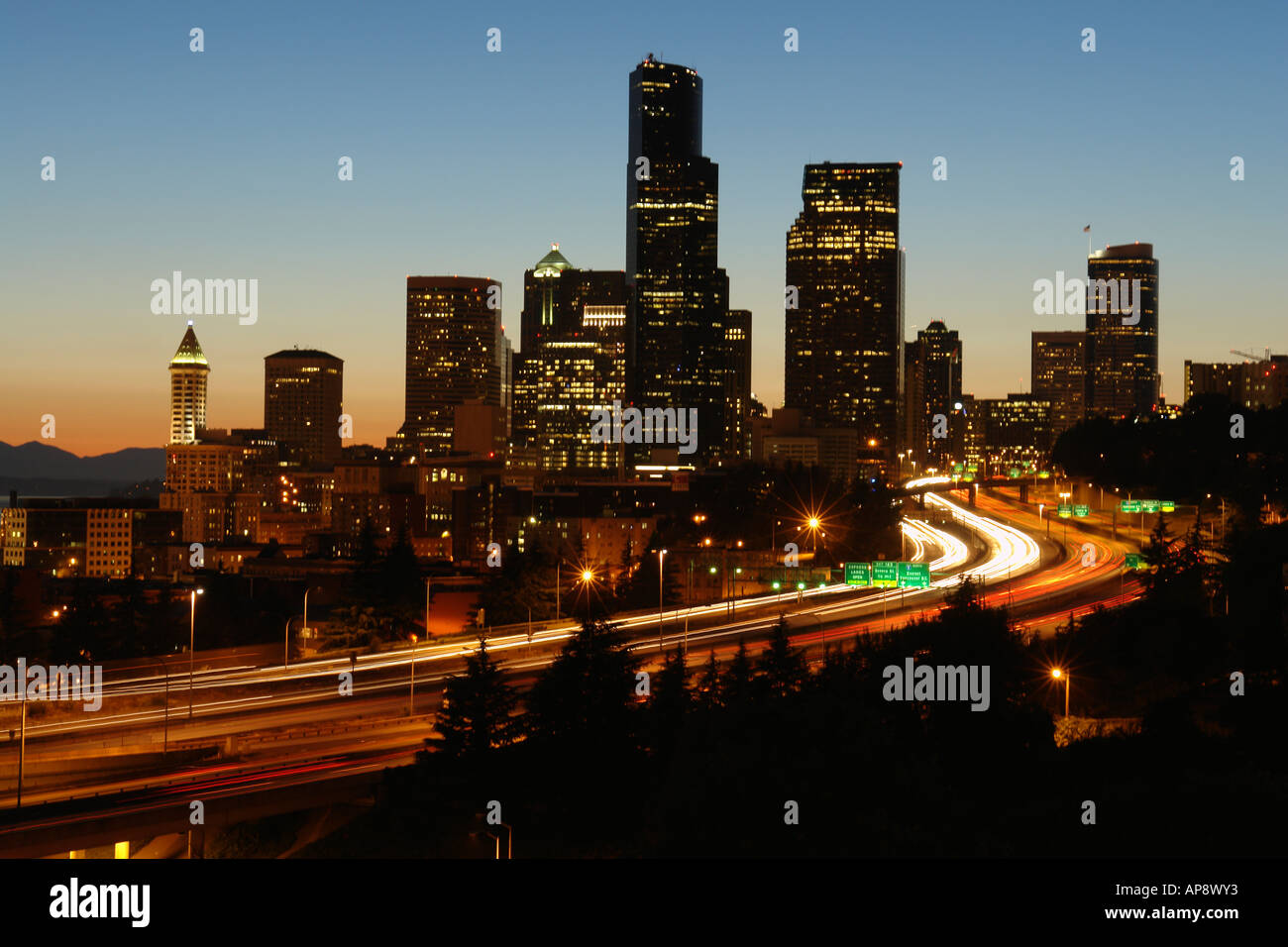 Downtown seattle and the i 5 interstate at night hi-res stock ...