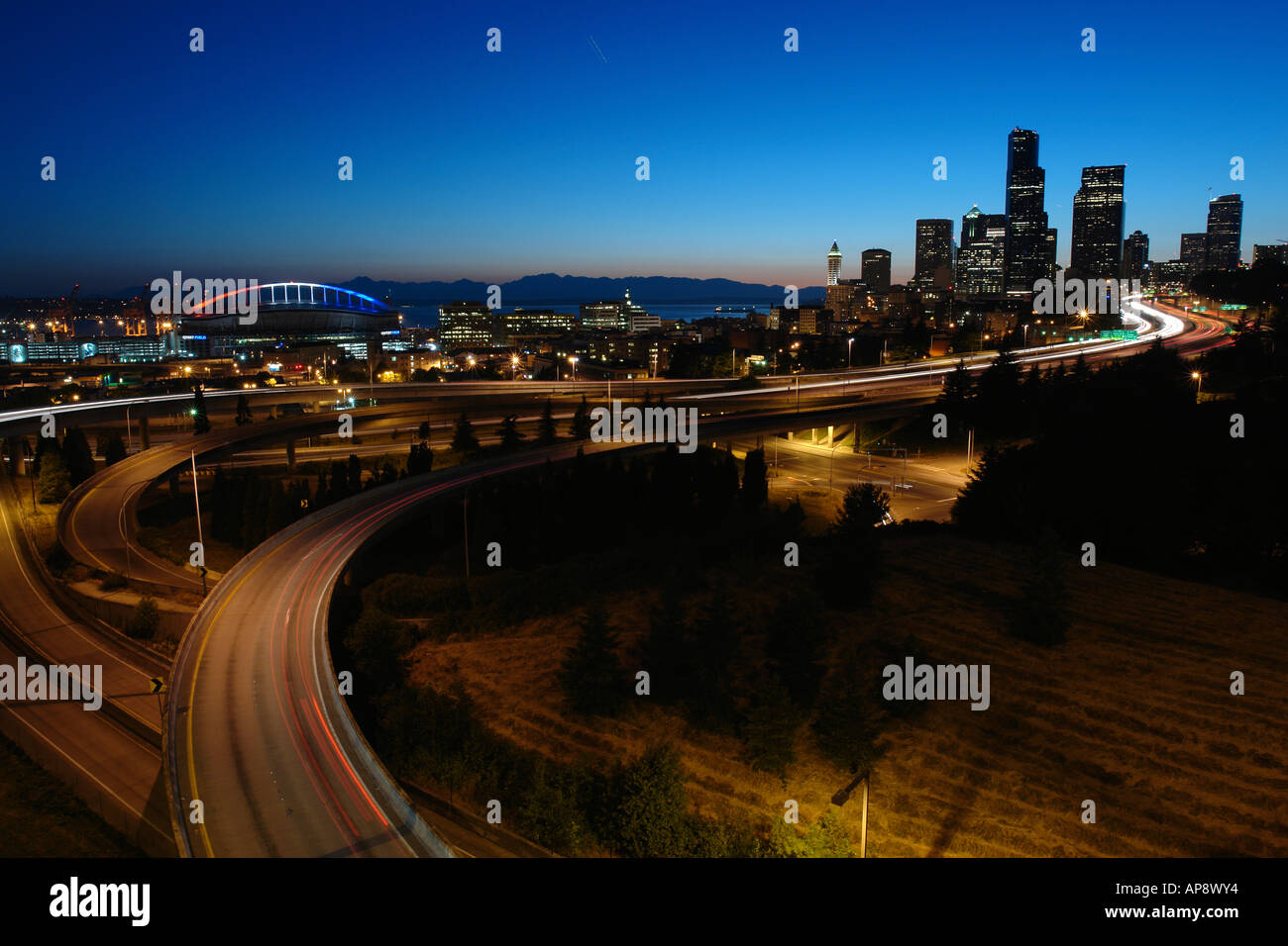 Downtown seattle and the i 5 interstate at night hi-res stock ...