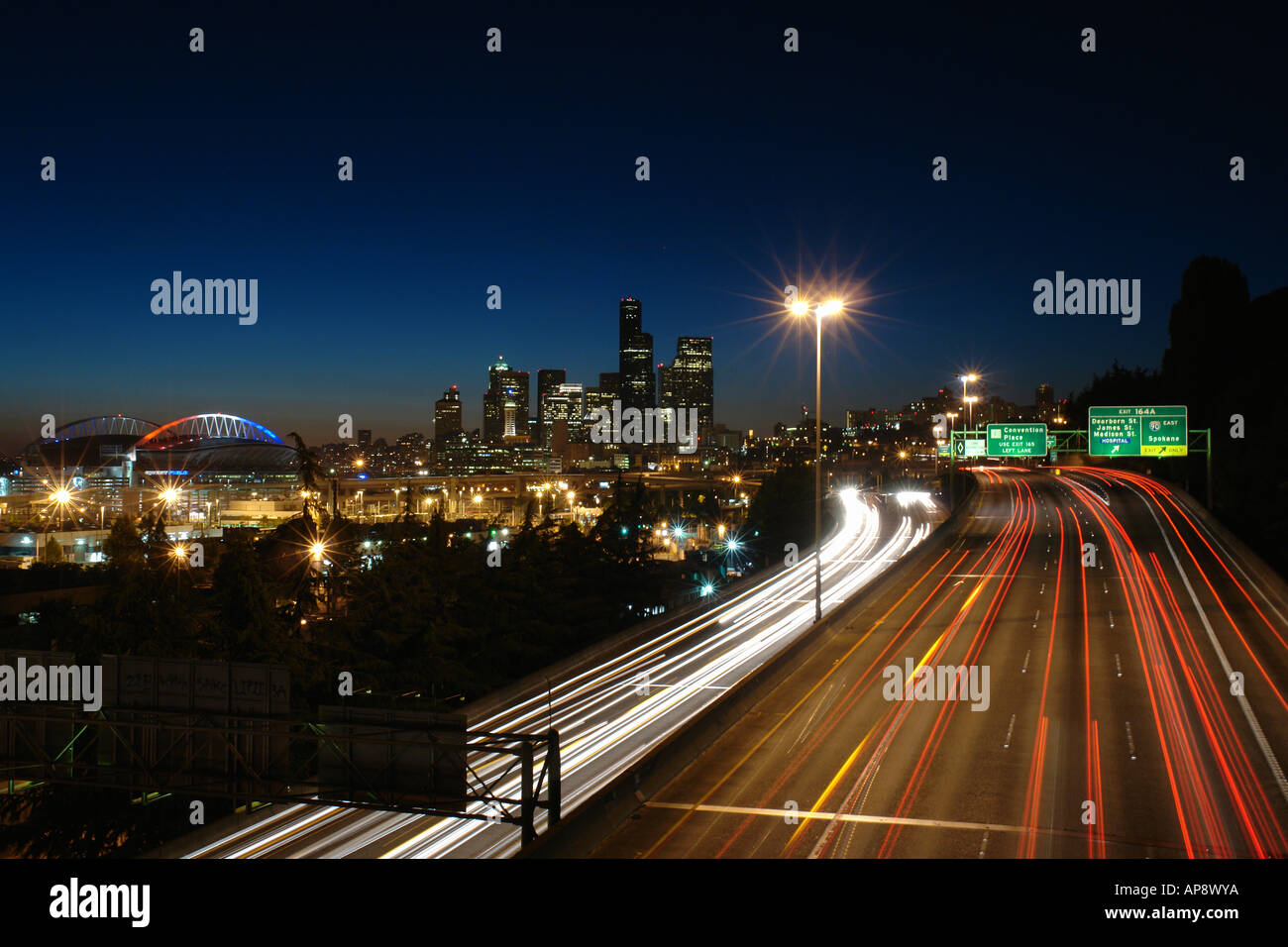 Downtown seattle and the i 5 interstate at night hi-res stock ...