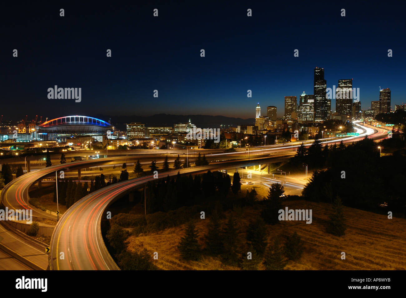 Downtown seattle and the i 5 interstate at night hi-res stock ...