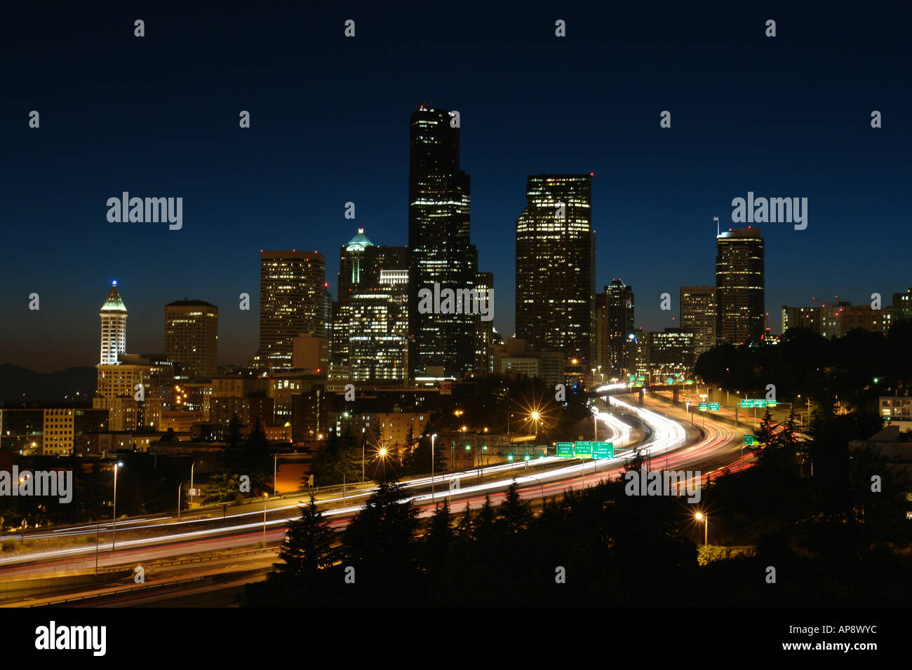 Downtown seattle and the i 5 interstate at night hi-res stock ...