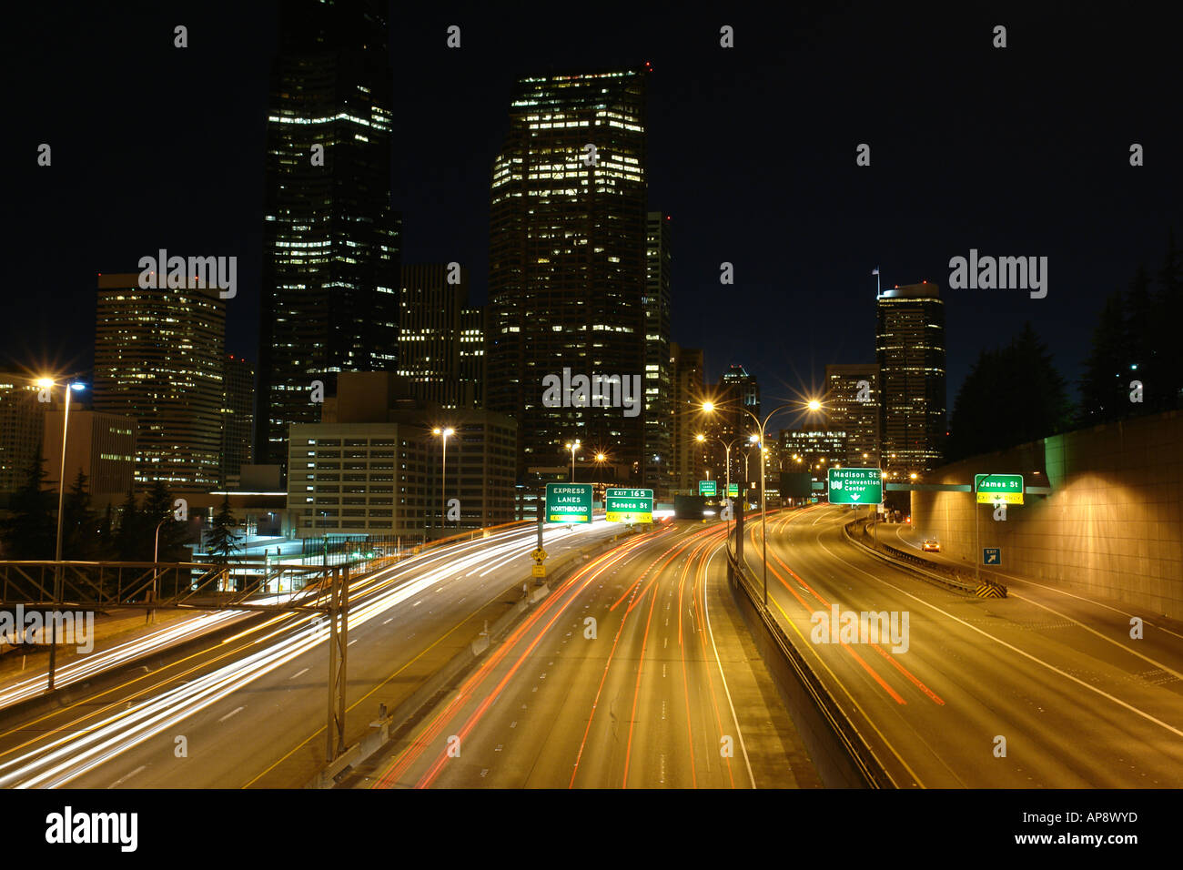 Downtown seattle and the i 5 interstate at night hi-res stock ...