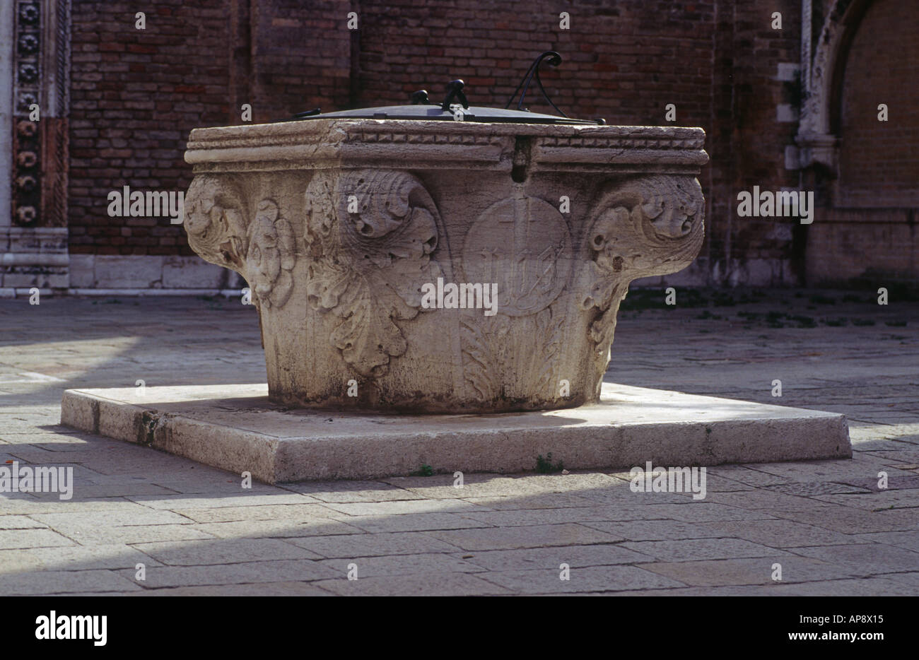Venetian well venice wells hi-res stock photography and images - Alamy