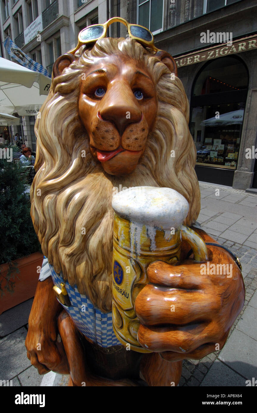 Statue of lion holding beer glass, Munich Stock Photo - Alamy