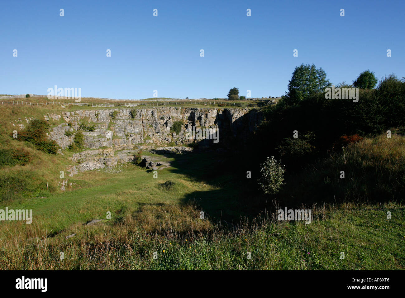 Derbyshire england summer quarry hi-res stock photography and images ...