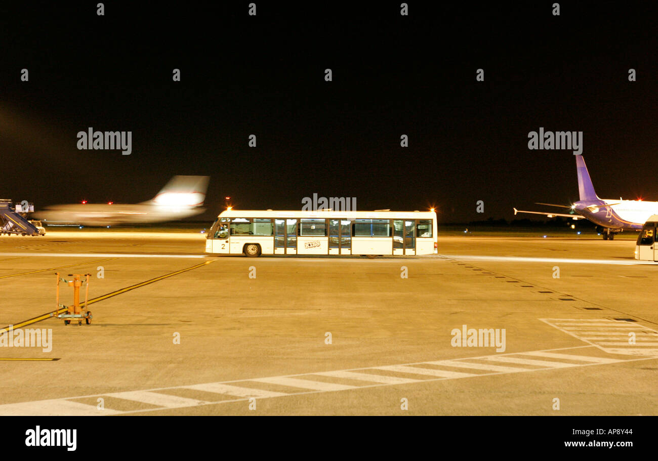 Airport bus night hi-res stock photography and images - Alamy