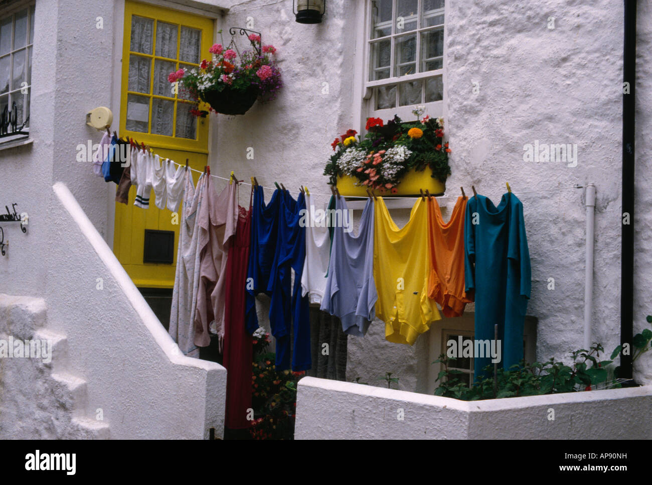 Washing on line cottage hi-res stock photography and images - Alamy