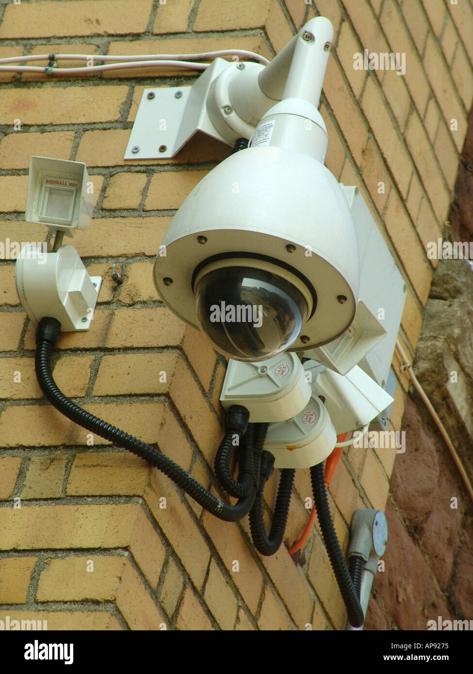 Cctv camera on side building hi-res stock photography and images - Alamy
