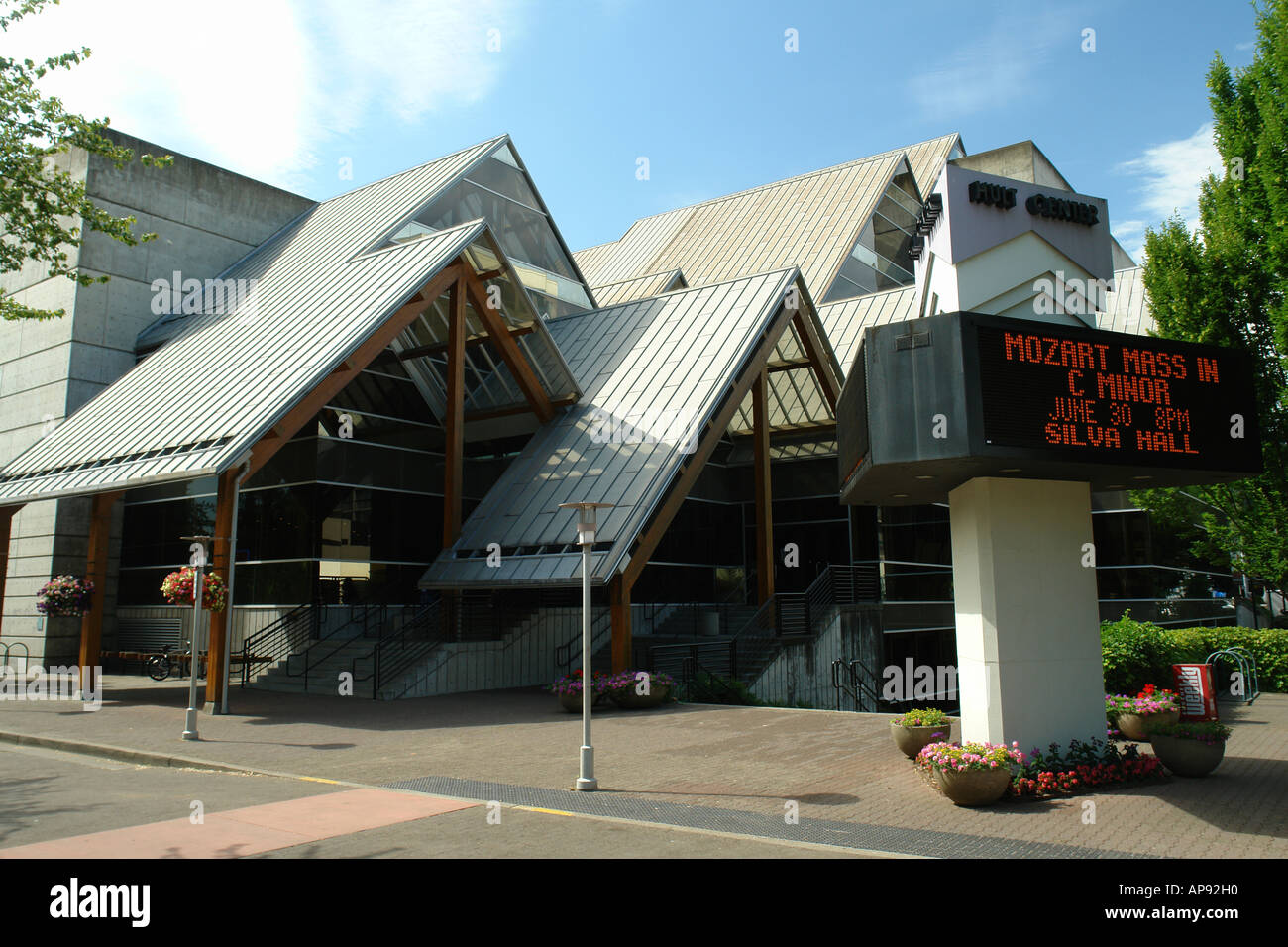 Hult center hi-res stock photography and images - Alamy