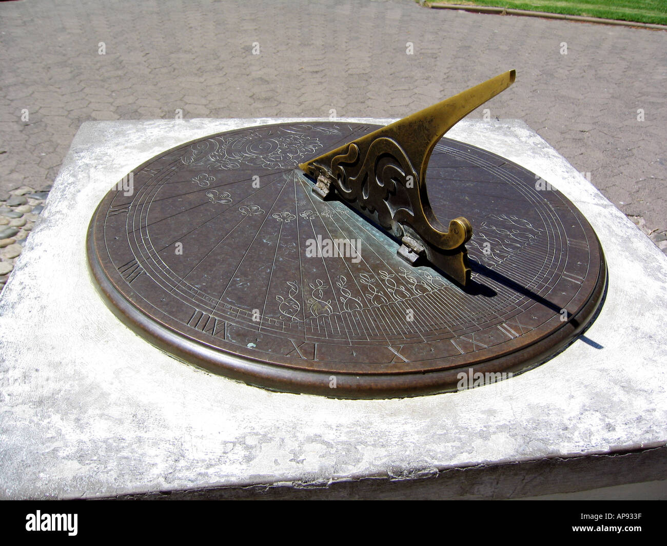Sundial shadow hi-res stock photography and images - Alamy