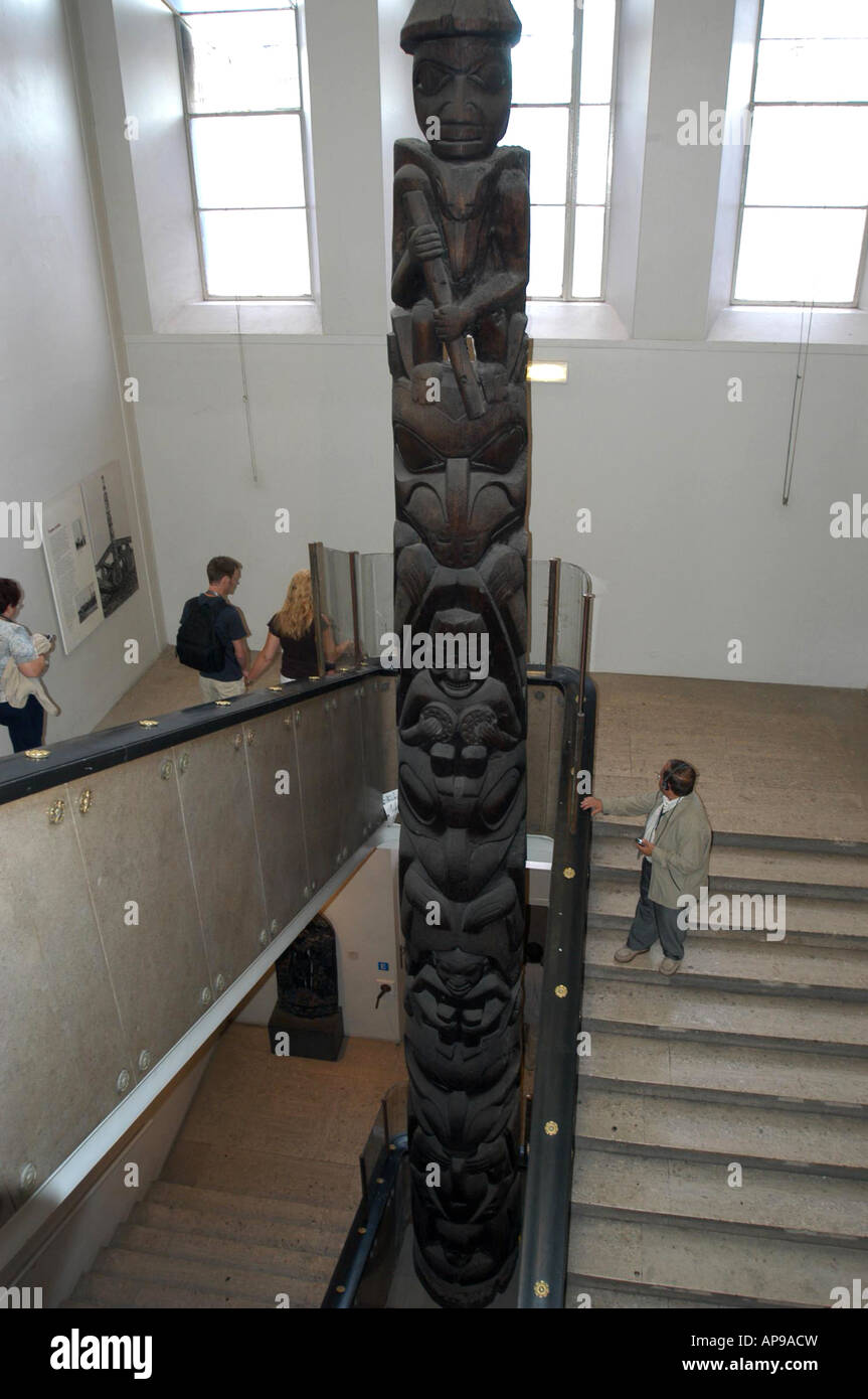 A totem pole atThe British Museum London England 16 08 2004 Stock Photo ...
