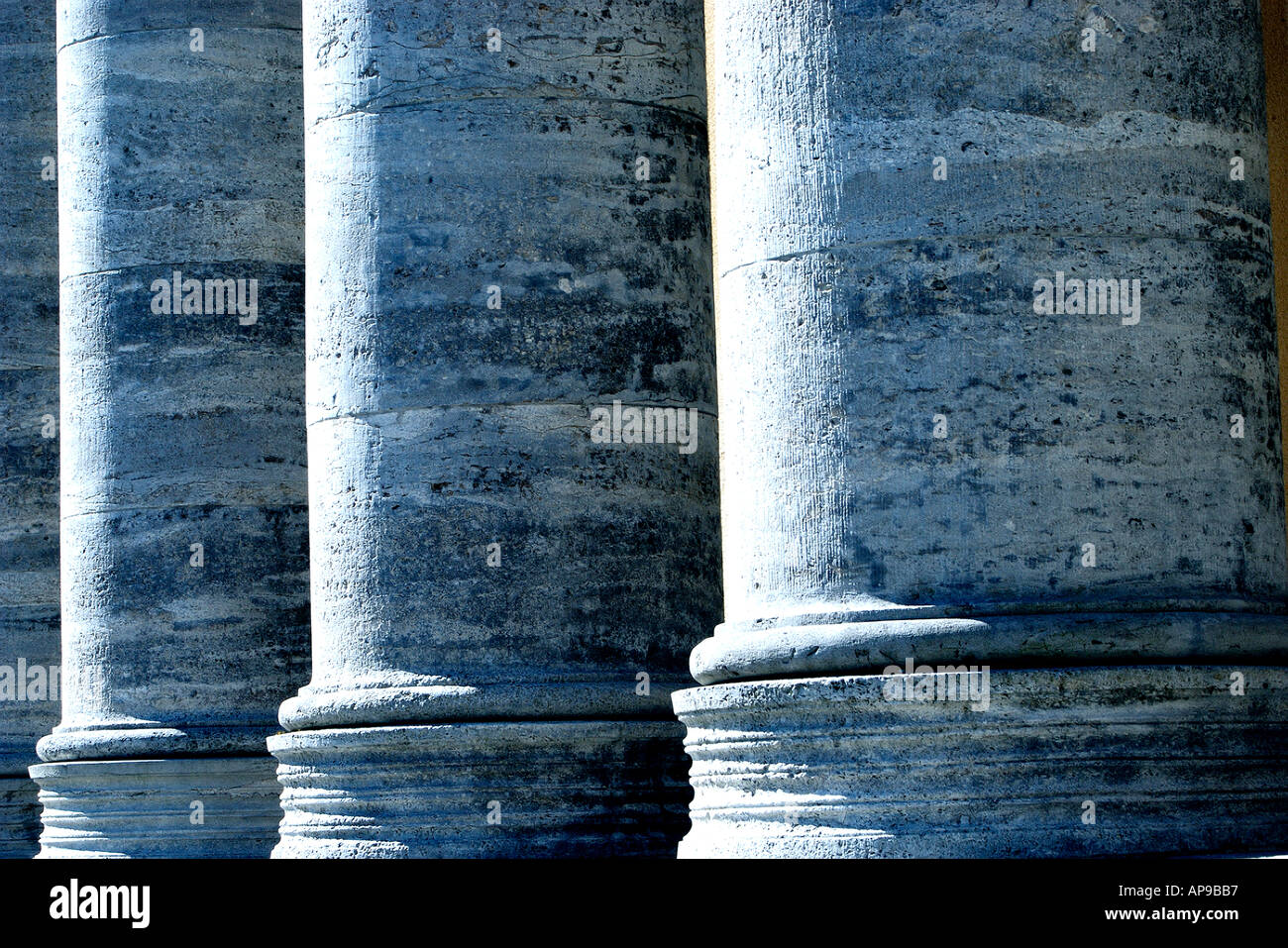 Rows classical stone pillars hi-res stock photography and images - Alamy