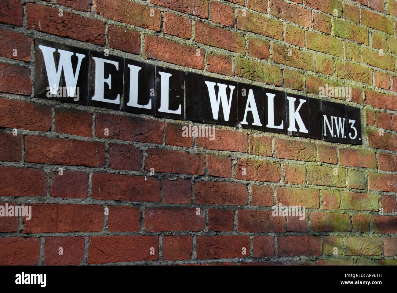 London street sign brick wall hi-res stock photography and images - Alamy