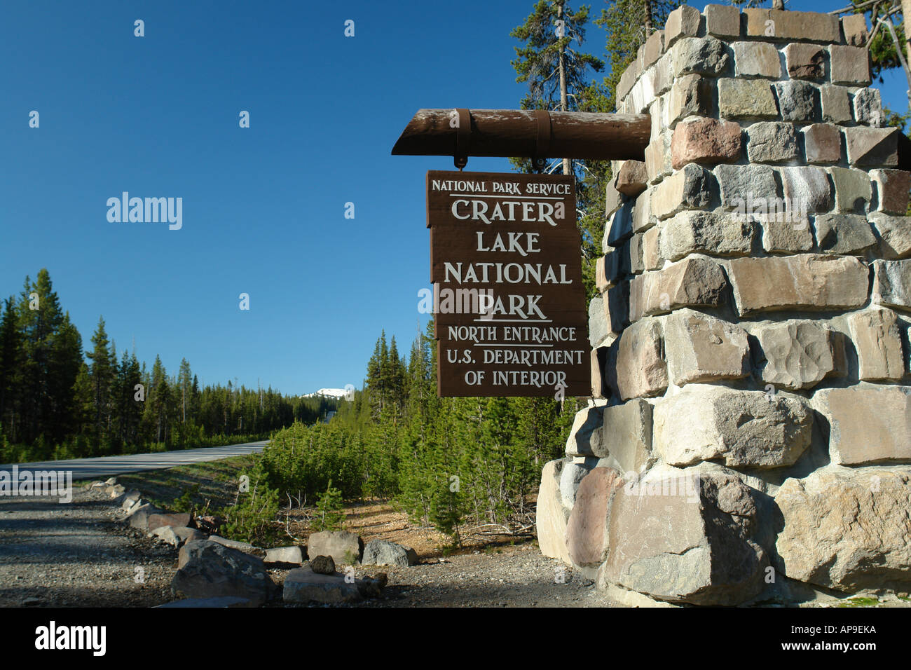 Entrance sign crater lake national hi-res stock photography and images ...