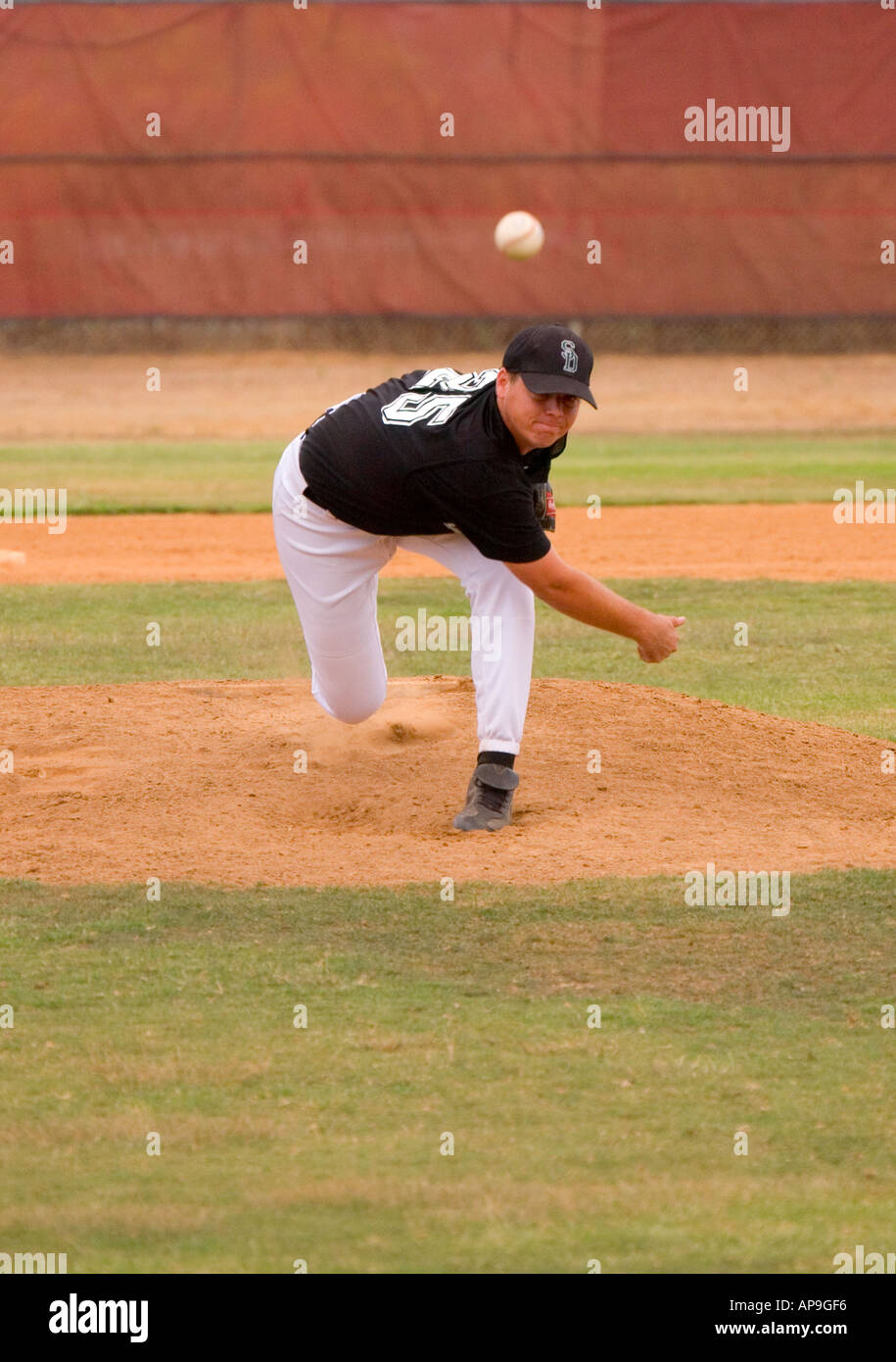 Black man pitching baseball hi-res stock photography and images - Alamy