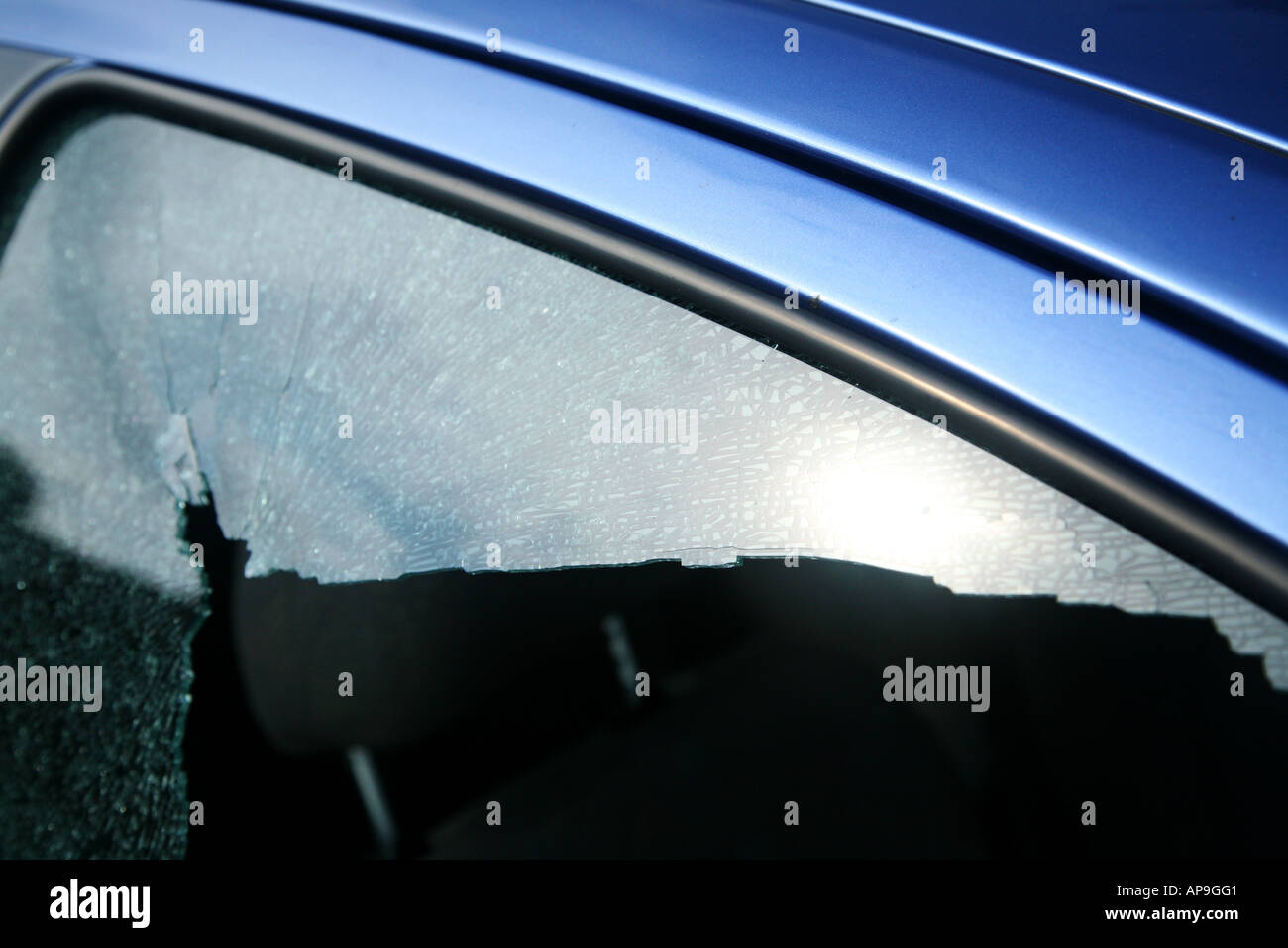 Smashed window on car Stock Photo - Alamy