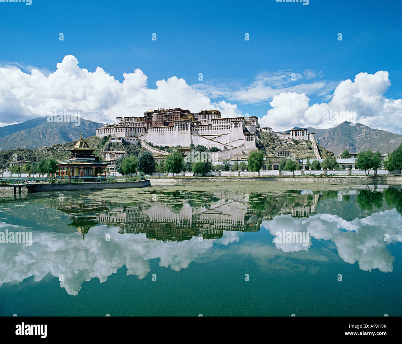 The potala palace hi-res stock photography and images - Alamy