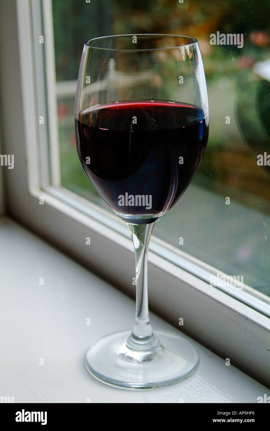 Full glass red wine hi-res stock photography and images - Alamy