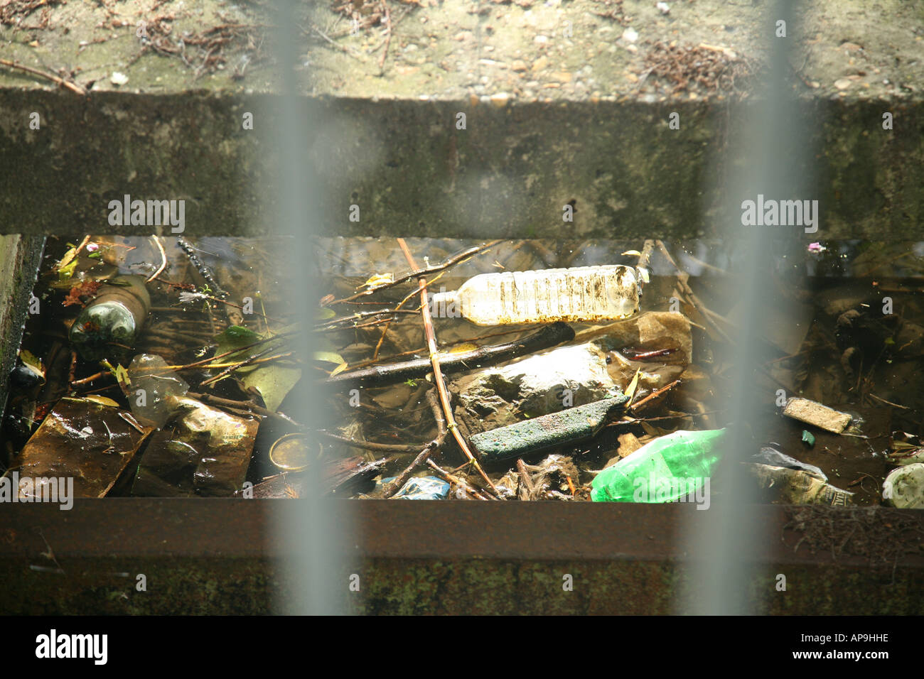 Rubbish pollution envioromental waste river canal british waterways ...