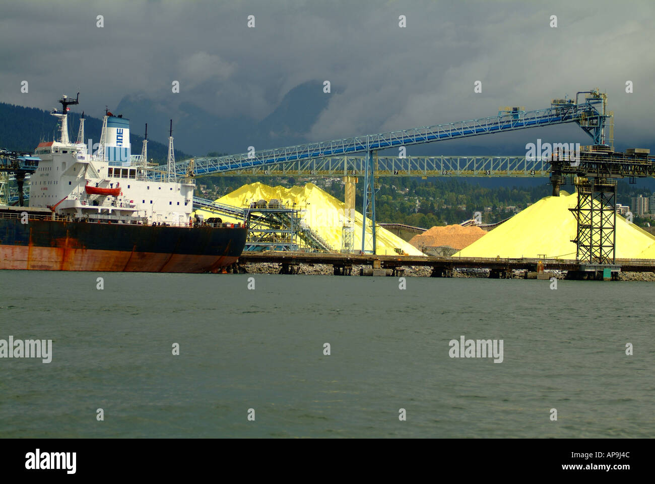 Sulfur piles hi-res stock photography and images - Alamy